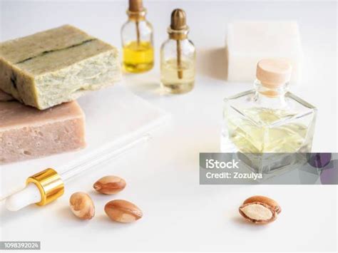 귀중 한 화장품 병 오일 아 르 간 너트 화장품을 의미합니다 음식 제품입니다 Argan 석유와 격리 된 배경에 수 제 비누 용기 아르간나무에 대한 스톡 사진 및 기타 이미지