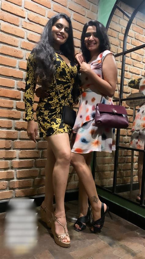 Shanu And Divya Scrolller