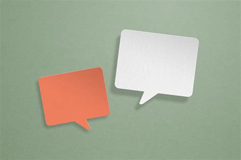 두 개의 연설 거품 오렌지와 흰 종이 컷 그런 지 녹색 배경에 커뮤니케이션 및 소셜 미디어에 대한 개념적 이미지 고객 피드백 공란에 대한 스톡 사진 및 기타 이미지 Istock