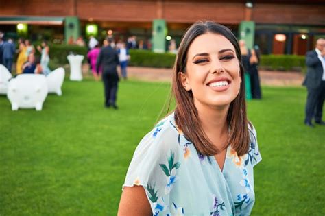 행복하고 쾌활한 미소 웨딩 게스트 드레스와 젊은 아름답고 우아한 여자 손님에 대한 스톡 사진 및 기타 이미지 손님 결혼식 결혼식 하객 Istock