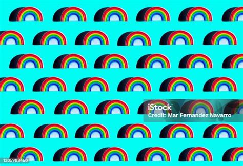 파란색 배경에 검은 그림자가있는 무지개 패턴 게이 프라이드 개념 배경 주제에 대한 스톡 사진 및 기타 이미지 배경 주제 0명 Gay Pride Parade Istock