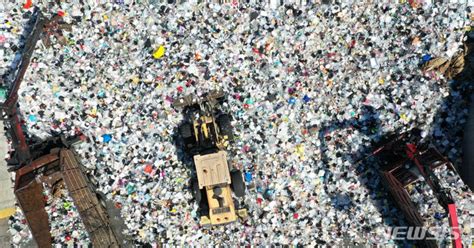 자원순환센터에 가득 쌓인 플라스틱 폐기물