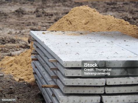 압축 응력을 받는 층 판자 건축 쌓입니다 그것은 철근 콘크리트 슬 래 브입니다 함께 넣어 구조 토 핑 완성 된 바닥에 동일에서 작동 합니다 건설 산업에 대한 스톡 사진 및