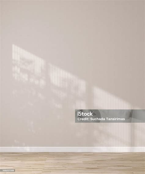 빈 큰 깨끗한 베이지 크림 패브릭 질감 벽지 벽 쪽모이 세공 마루 바닥 부드러운 햇빛에 흰색 베이스 보드 쇼지 창 및 나무 단풍 그림자 벽에 대한 스톡 사진 및 기타 이미지