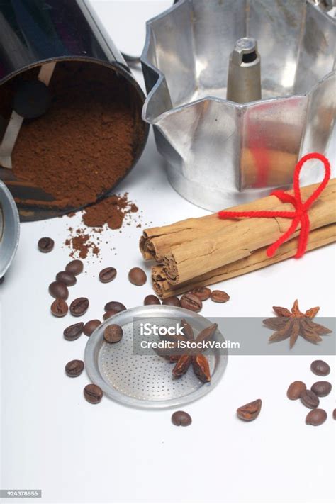 분해 된 형태로 온수 커피 기계는 테이블에는 그것은 보이는 지상 커피 커피 분쇄기와 향신료는 아니 스 카네이션 계 피와 향기로운