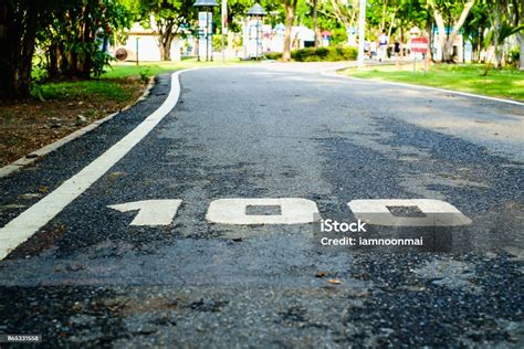Simbol Jarak 100 Meter Foto Stok Unduh Gambar Sekarang Aspal