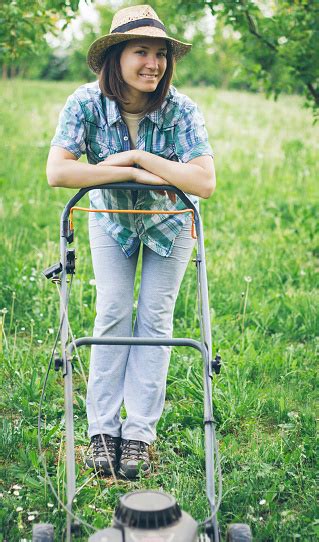 잔디 깍는 기계와 정원 원 예 트리밍 잔디에서 일 하는 젊은 여자 녹색에 대한 스톡 사진 및 기타 이미지 녹색 맨션 밀기 Istock
