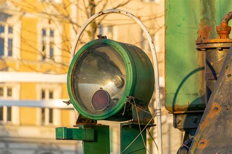 기차역에 전시물로 서 있는 오래된 역사적인 석탄 화력 증기 기관차 녹슨 금속 건물이 내려다보이는 반사판이 있는 클래식 기차 램프 0명에 대한 스톡 사진 및 기타 이미지