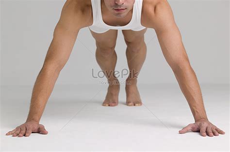 팔 굽 혀 펴기를 하 고 남자 사진 무료 다운로드 Lovepik
