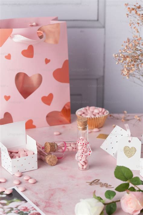 분홍색 사탕을 듬뿍 얹은 테이블 사진 Unsplash의 발렌타인 이미지