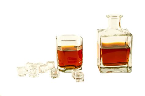 얼음 또는 브랜디와 흰색 배경에 고립 평방 물병 위스키의 유리 흰색 배경에 대해 유리에 얼음 위스키 0명에 대한 스톡 사진 및