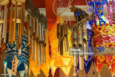 바람 차 임 그리고 판매를 위한 기념품이 게에서 요정 조명 가로 방향입니다 창문 차임벨에 대한 스톡 사진 및 기타 이미지 창문 차임벨 바람 벨 Istock