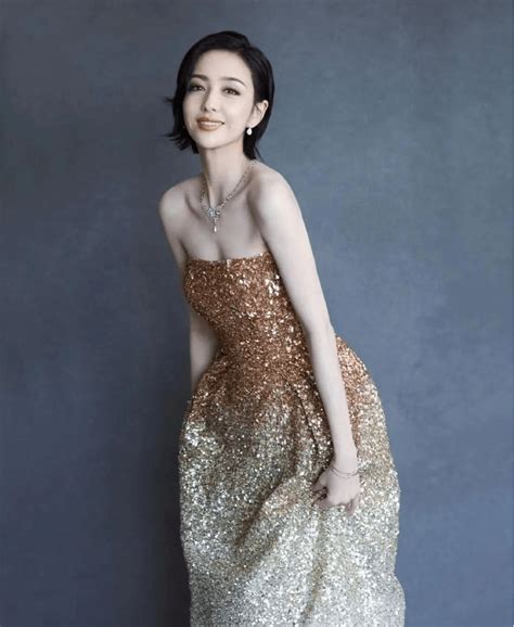 佟丽娅身材有多丰腴？穿金色抹身材裙露一半，39岁又纯又欲形象裙子礼服