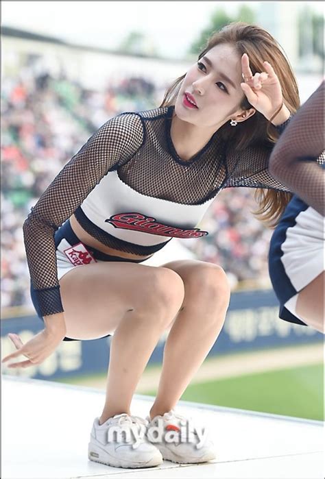 韩国美女啦啦队笑容甜美 穿超短裙身材火辣 新浪图片