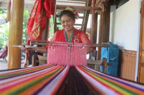 Th I People Of T N K Keeping Handloom Fabric Weaving Alive