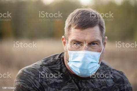 바이러스로부터 보호하기 위해 보호 의료 마스크를 착용하는 남자 40 44세에 대한 스톡 사진 및 기타 이미지 40 44세