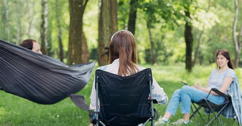 사회적 거리 두기 여름 공원에서 사회적 거리를두고 피크닉에서 대화를 즐기는 소수의 사람들 뉴 노멀에서 함께 즐기는 여가 활동 안전 프로토콜을 따르는 모임 사진