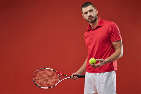 실내에서 사진 카메라에서 포즈를 취하는 빨간 셔츠를 입은 진지하게 테니스 선수 25 29세에 대한 스톡 사진 및 기타 이미지 25 29세 건강한 생활방식 경쟁