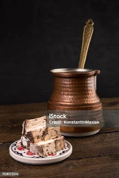 전통적인 터키식 커피와 어두운 배경에 터키어 기쁨 전통적인 터키 과자 나무 테이블에 커피 포트 곡초류에 대한 스톡 사진 및 기타