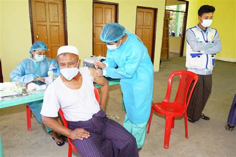 ရခိုင်ပြည်နယ် မောင်တောမြို့၌ ပြည်သူများအား ကိုဗစ် ၁၉ ရောဂါ ကာကွယ်ဆေး Sputnik V ထိုးနှံ ပေး