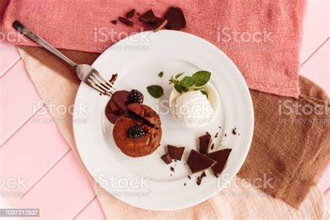 흰색 접시에 민트와 얼음크림 초콜릿 디저트 Fondan 최고급 프랑스 초콜릿 디저트 상위 뷰 Withcopy 공간 0명에 대한 스톡 사진 및 기타 이미지 Istock