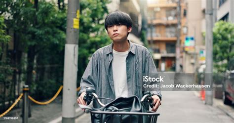 여행 거리 및 아시아 남자는 통근 모험 및 야외 여행을 위해 도시에서 자전거를 타고 있습니다 탄소 발자국 지속 가능하고 친환경적인 교통을 위한 여행 자전거 타기 자전거 타는