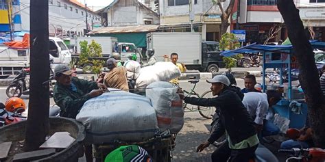 Demi Melindungi Para Pedagang Dan Pembeli Dua Pasar Di Surabaya