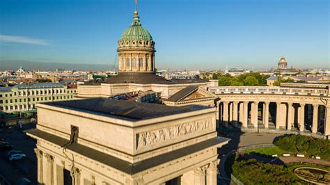 화창한 여름날 상트 페테르부르크의 역사적이고 동시에 현대 도시에있는 카잔 대성당의 공중보기 0명에 대한 스톡 사진 및 기타 이미지 0명 2차선 고속도로 가로수