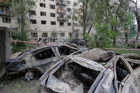 Ракетний удар по Києву з під завалів зруйнованого будинку дістали тіла п`яти загиблих Читайте