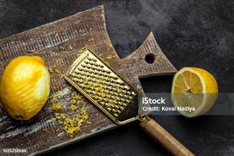 그레이터 껍질과 레몬 향 검은 배경 긴 배너 형식으로 요리 할 준비가되었습니다 위쪽 보기 감귤류 과일에 대한 스톡 사진 및 기타 이미지 Istock