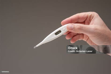 코카서스 남성 핸드 는 Lcd와 디지털 의료 홈 온도계를 들고 브라운 배경에 고립 된 스튜디오 샷을 닫습니다 감기와 독감에 대한 스톡 사진 및 기타 이미지 Istock