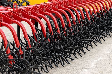 새로운 농업 디스크 해로우의 작업 부분 쟁기 해로우 지구를 경작하기위한 경작자 농업에 대한 스톡 사진 및 기타 이미지 농업