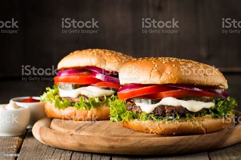클로즈업 사진 쇠고기 양파 토마토 양상추 치즈와 향신료로 만든 맥주와 햄버거 감자 튀김 및 칩 나무 소박한 테이블에 신선한 햄버거 근접 촬영 가정 생활에 대한 스톡 사진 및