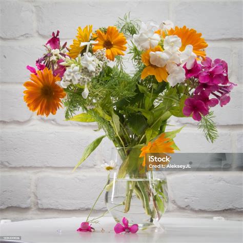 흰색 벽돌 벽의 배경에 흰색 테이블에 유리 꽃병에 꽃다발 0명에 대한 스톡 사진 및 기타 이미지 0명 러시아 벽돌 담 Istock