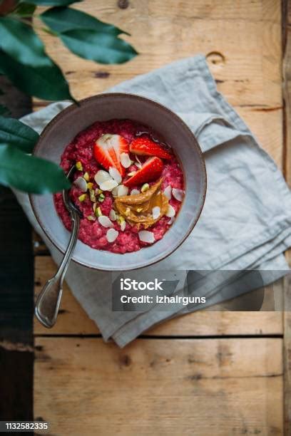 딸기와 과일 요구르트와 피스타치오 땅콩 버터와 아몬드와 오트밀 죽 그릇에 아침 개념 복사 공간 0명에 대한 스톡 사진 및 기타 이미지 Istock