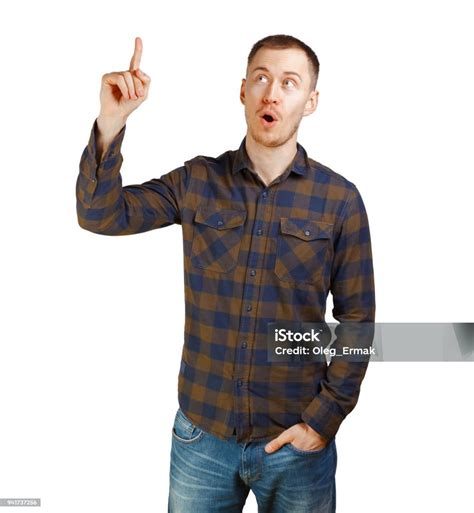 젊은 놀란된 얼굴 표현을 손가락으로 방향을 표시 체크 무늬 셔츠에 남자 수염 흰색 배경에 고립 가리키기에 대한 스톡 사진 및 기타 이미지 Istock