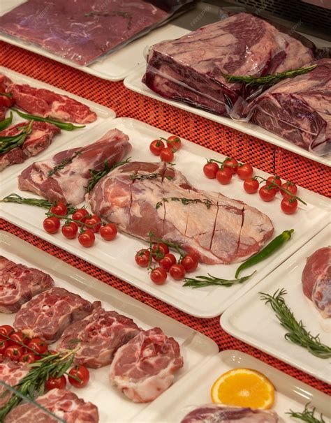 정육점에서 엄선된 고급 고기 다양한 종류의 신선한 고기가 진열되어 있습니다 고기 모듬 프리미엄 사진