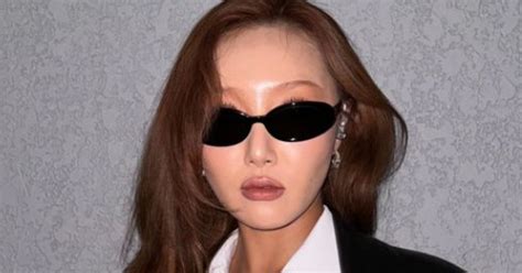 화사 입에 성냥 물고 화끈하게 노출한 란제리 패션 귀한 시간 [n샷]