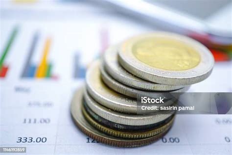 저장 스택 동전 돈 차트 와 그래프 스프레드 시트 종이 금융 계좌 통계 분석 연구 데이터 경제 증권 거래소 거래 및 비즈니스 회사 회의 개념 경제에 대한 스톡 사진 및 기타