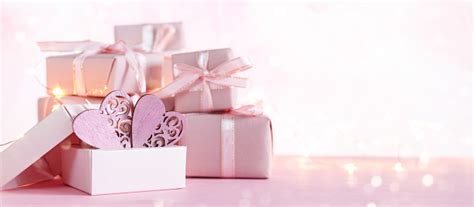 발렌타인 데이 단색 배경 휴일 컨셉 결혼식 초대장 생일 카드 및 어머니의 날 긴 배너에 분홍색으로 설정 된 선물 상자 2월에 대한 스톡 사진 및 기타 이미지 Istock