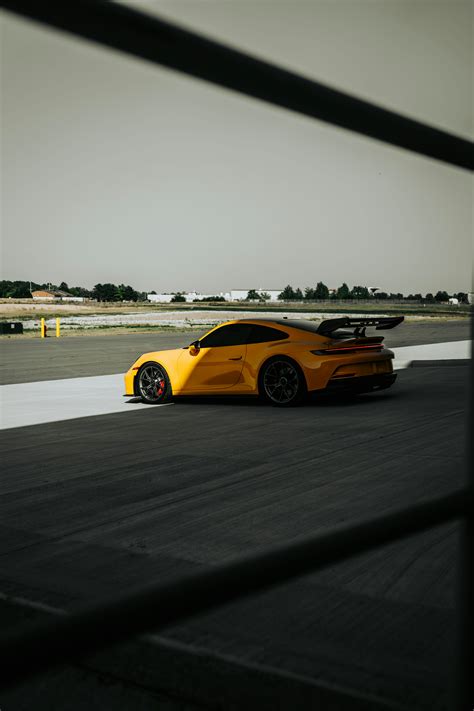 레이스 트랙을 달리는 노란색 스포츠카 사진 Unsplash의 무료 자동차 이미지
