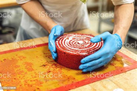 머 랭 케이크와 디저트를 준비 하 고 장갑에 생 과자 요리사 제과의 생산 공장 산업 건물에 대한 스톡 사진 및 기타 이미지 공장 산업 건물 바로 먹을 수 있는 반죽