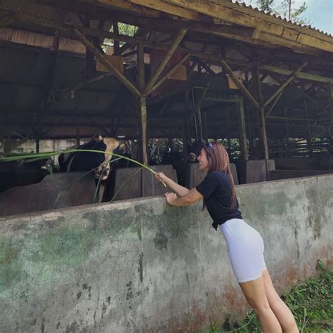 Potret Liburan Wulan Guritno Di Desa Bareng Pacar Brondong