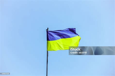 하늘의 배경에 떠오르는 태양의 광선에 우크라이나어 국기 깃대에 우크라이나의 파란색과 노란색 국기 우크라이나의 공식 상징과 기호 0명에 대한 스톡 사진 및 기타 이미지