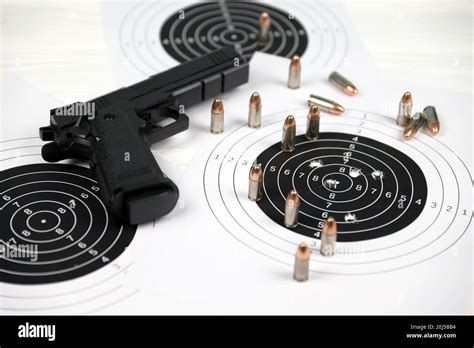 Pistola E Molti Proiettili Che Sparano Bersagli Sul Tavolo Bianco Nel