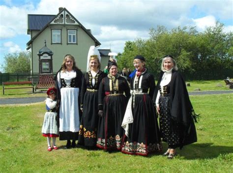 Women In Traditional Icelandic Dress Iceland Pinterest