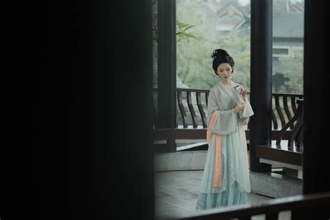 예술그림언어 20230707 비는 바나나에 닿아도 꽃은 여전히 빛난다 V2ph