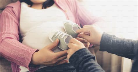 남편과 아내의 임신 한 부부는 집에서 사랑을 느끼고 휴식을 취합니다 젊은 기대하는 여자는 임신한 배에 아기를 안고 있다 아버지는 임산부를 돌 봅니다 출산 및 임신