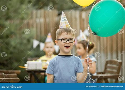 Der S E Vier Jahre Alte Junge Feiert Seinen Geburtstag Mit Familie