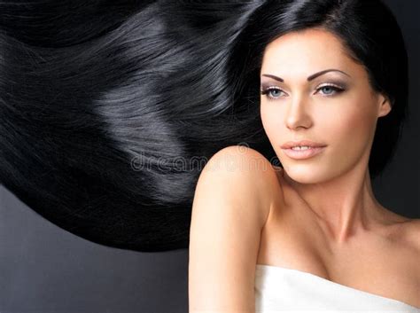 Красивейшая женщина с длинними прямыми волосами Стоковое Изображение изображение насчитывающей